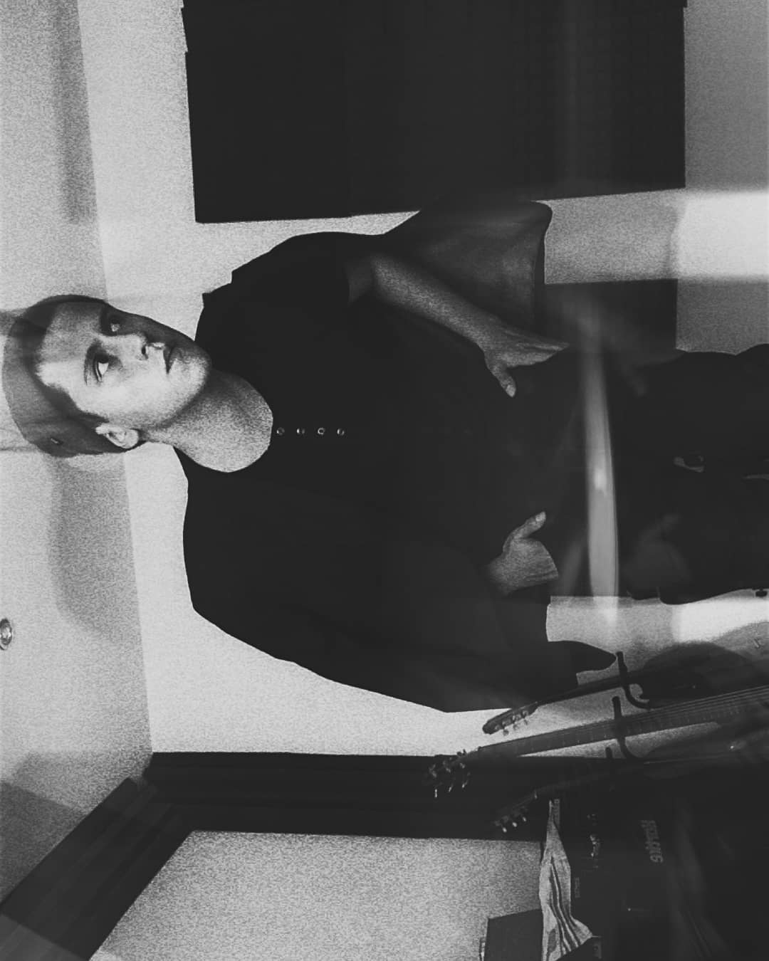 La nostalgia lo-fi de John Tarantella en 'Un Vinito.mp3' - AGENCIA MAAS ...